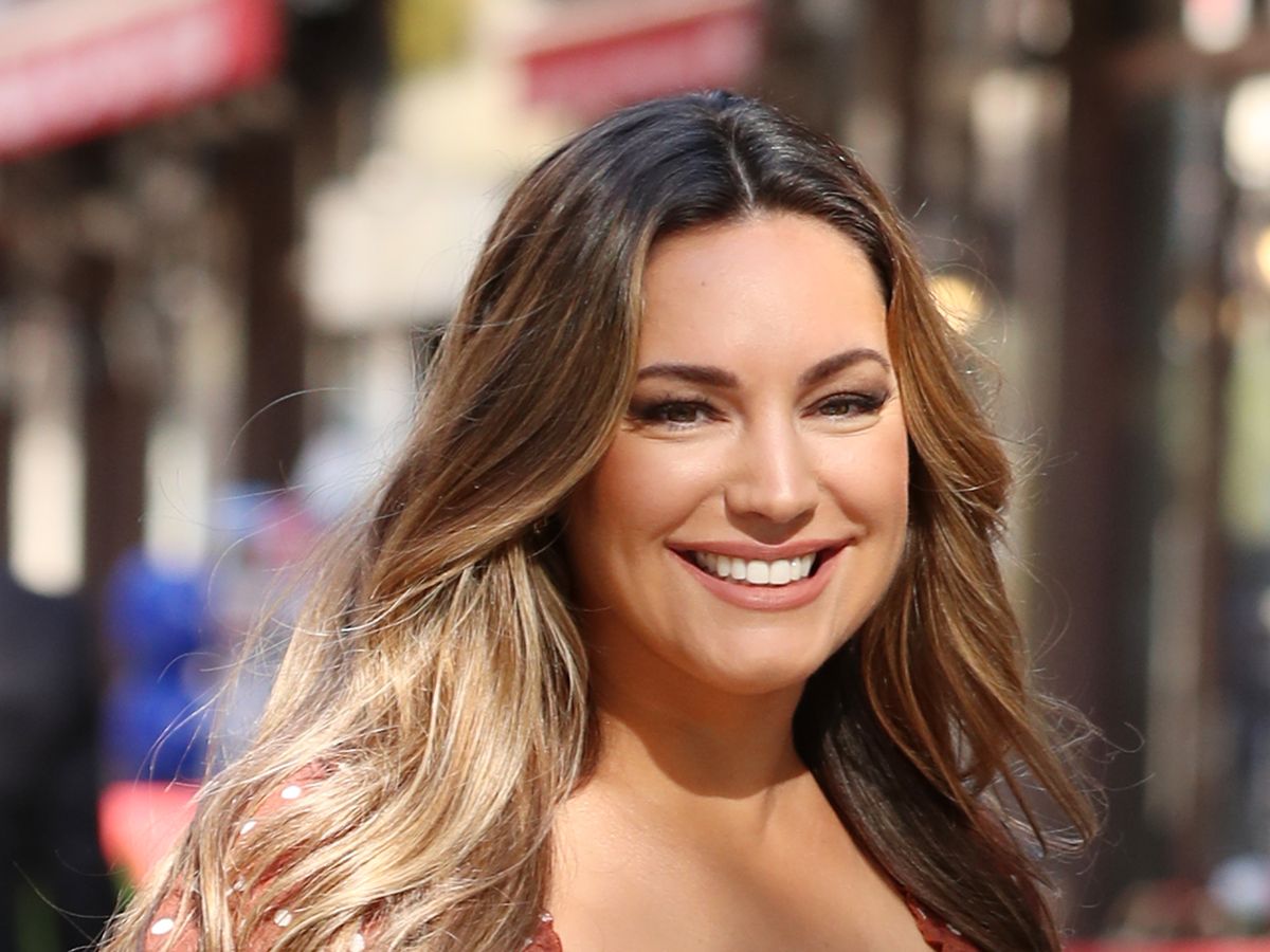 Kelly Brook Diet Plan - Reveals Diet Tips and How Husband Helps